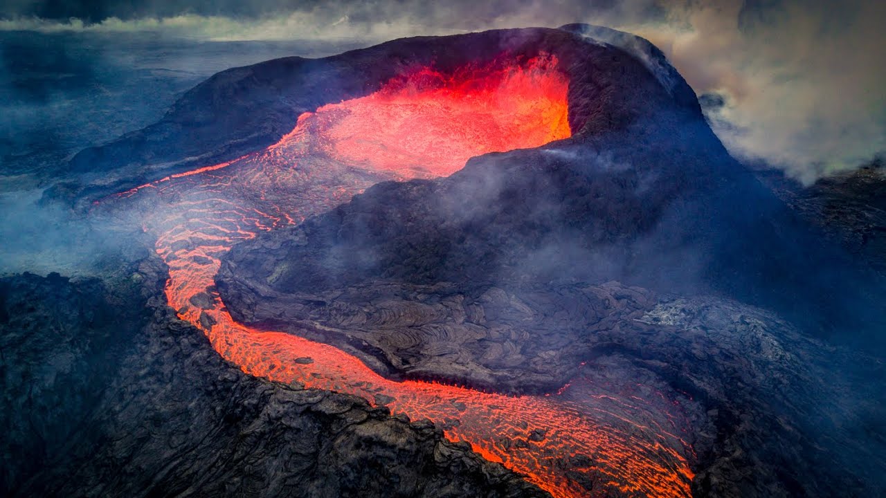 Drone flight over Iceland's volcano Fagradalsfjall - YouTube