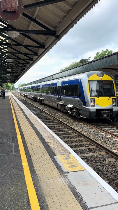 TRANSLINK TRAIN at LISBURN TRAIN STATION in NORTHERN IRELAND - YouTube
