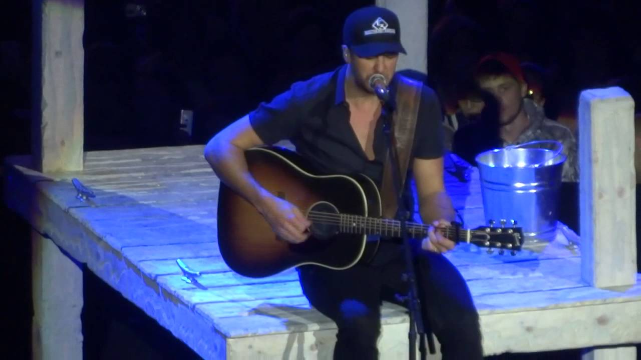 Luke Bryan "Drink a Beer" Live in CT at Mohegan Sun - YouTube