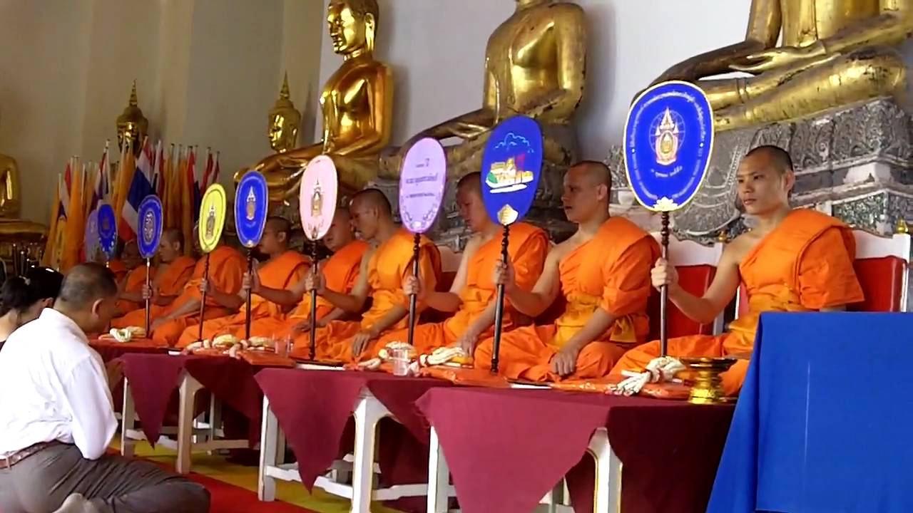 Buddhist Monks Chanting at Wat Pho Temple in Thailand - YouTube