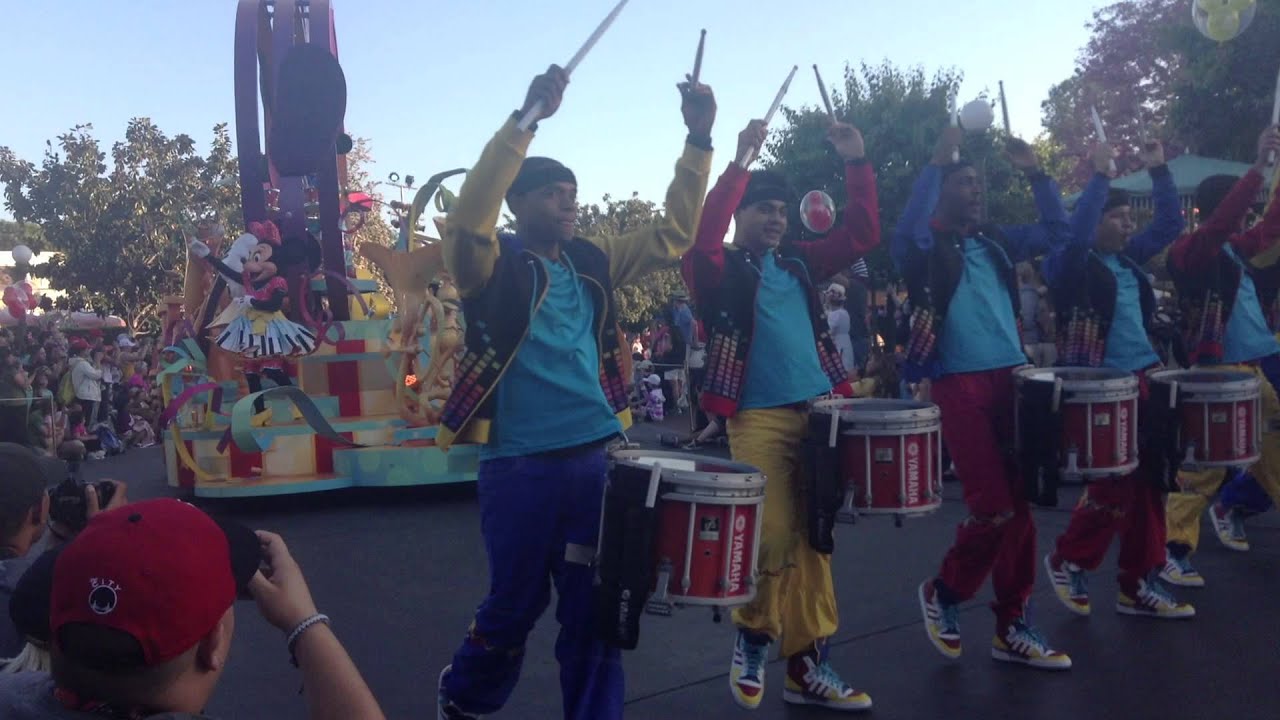 Mickey playing drums @ Disneyland usa - YouTube