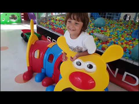 Fatih Selim tatilde,otelin kocaman oyun alanındaki kaydırak'larından top havuzuna kayıyor.