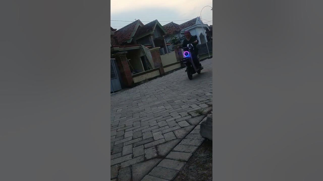 Ibj lagi belajar sepada listrik guys...Krn gak BS naik sepeda motor. - YouTube