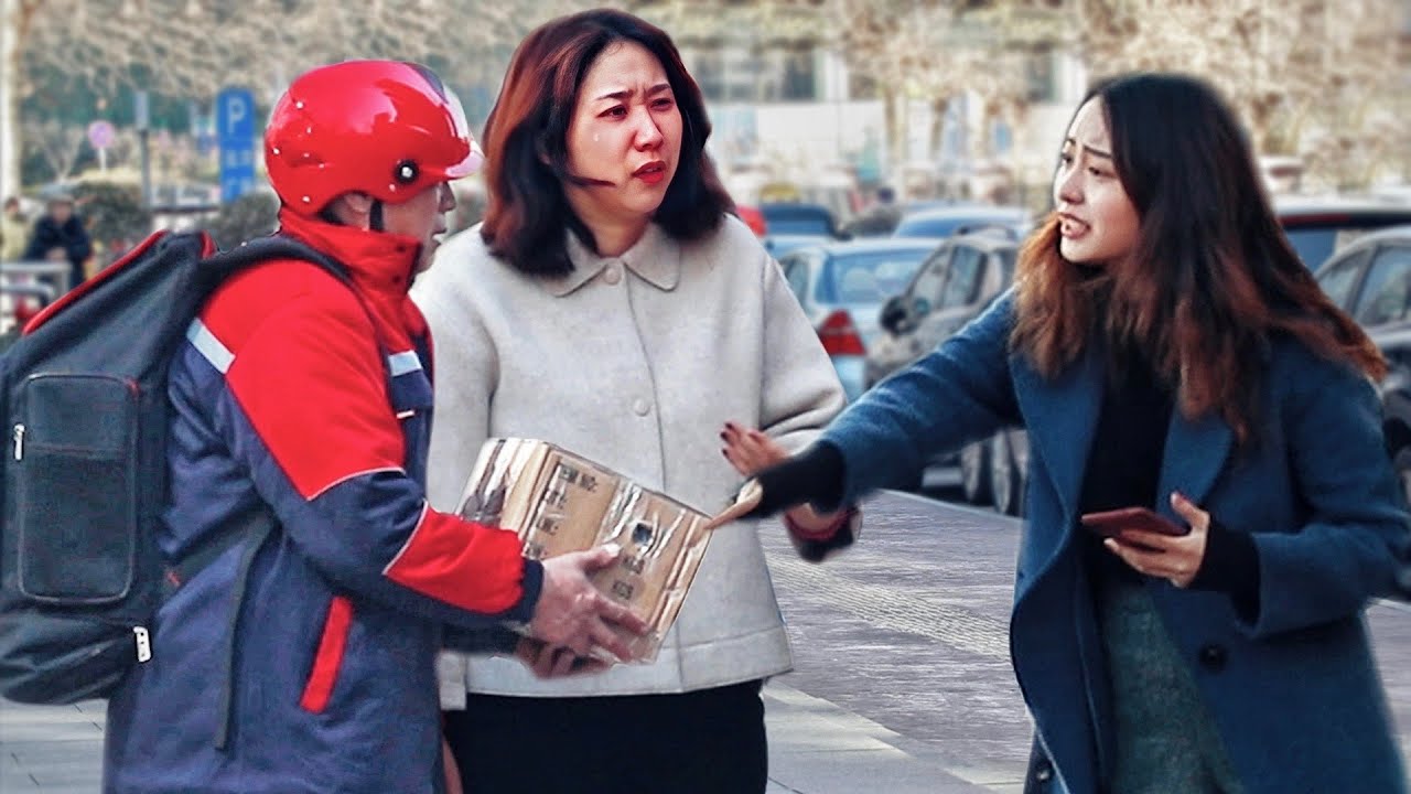 The Courier Gets Scolded for Slight Breakage of the Package | Social ...