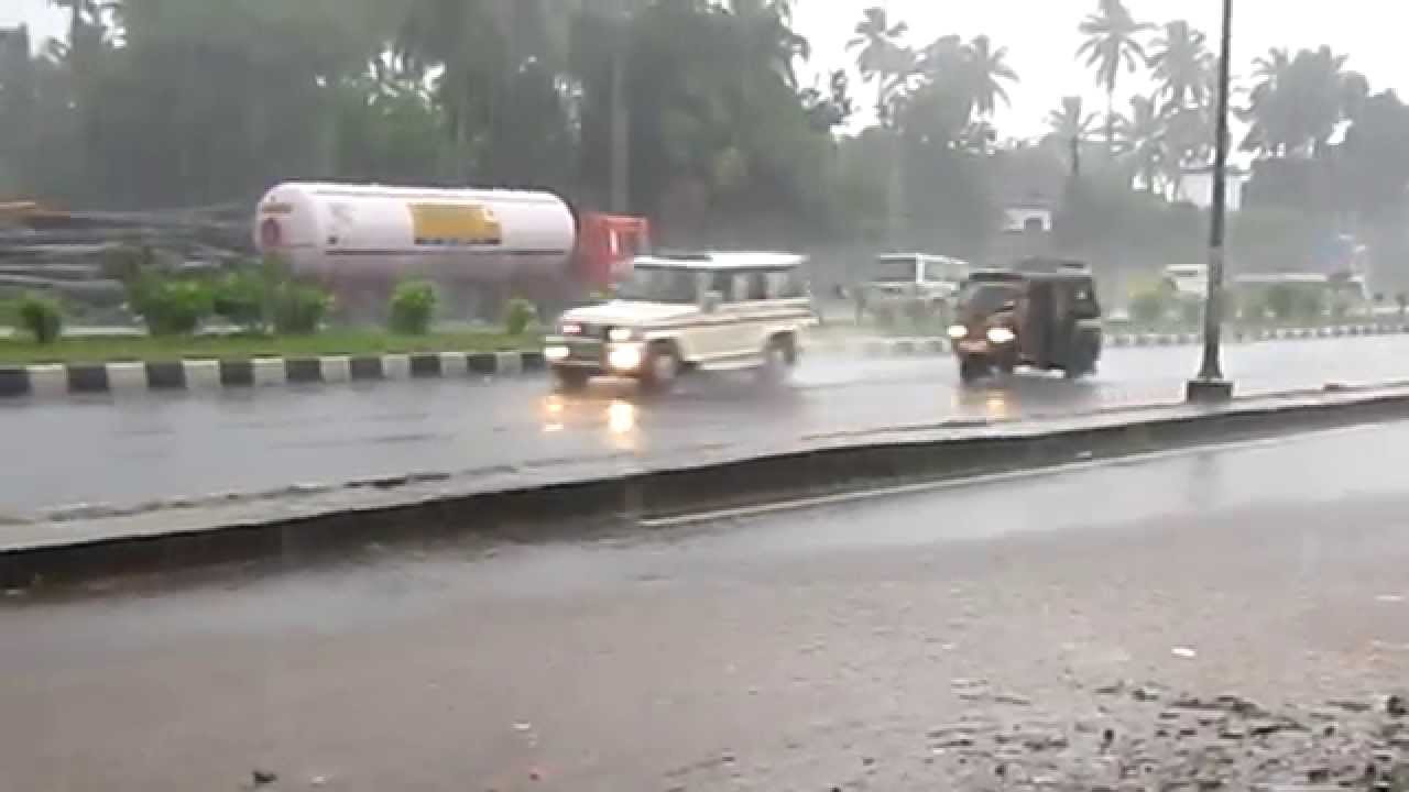 Heavy monsoon rain in kerala (mazha) - YouTube