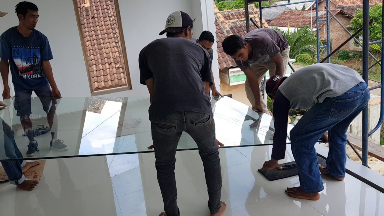 PROSES PEMASANGAN KACA 12MM TEMPRET - YouTube