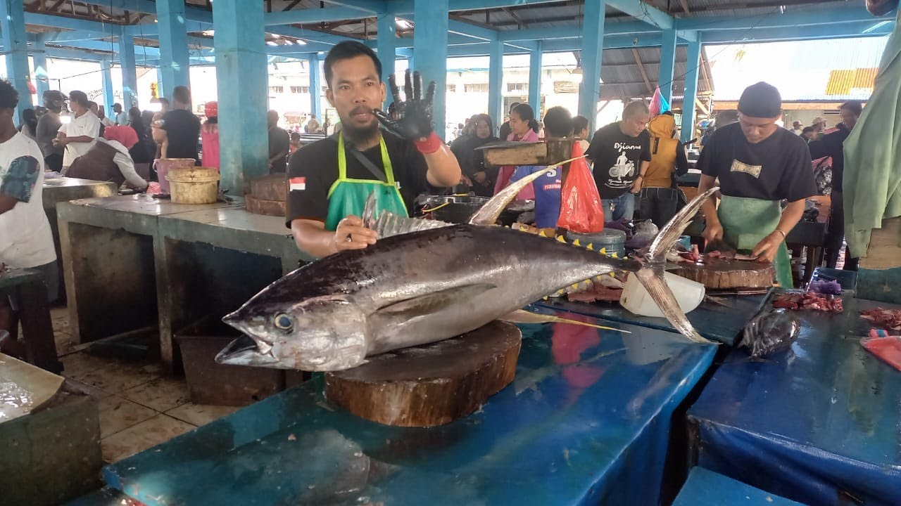 #10 Amazing TUNA cutting skills .great skills and sharp machete to cut ...
