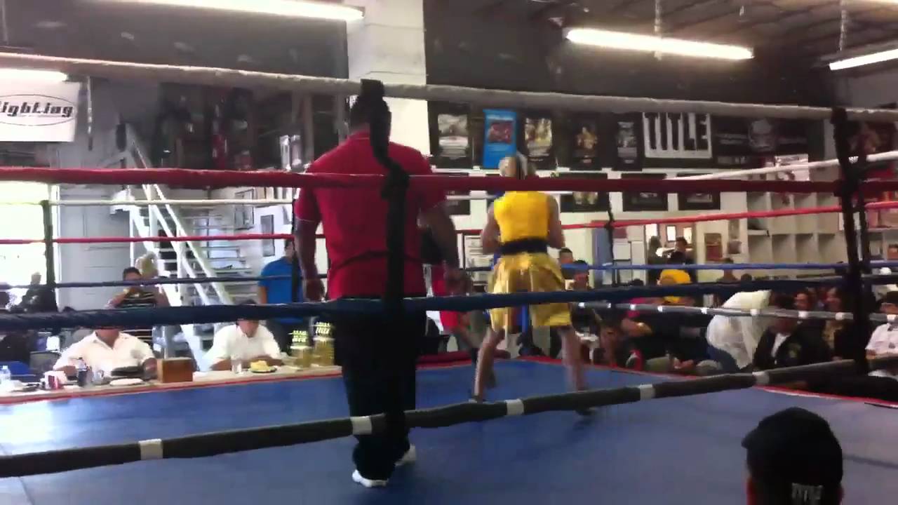 Young kids in a boxing match - YouTube