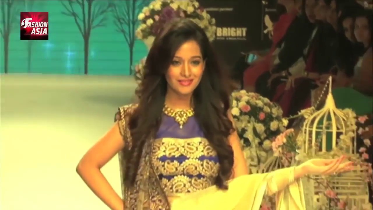 Bollywood Actress Ramp Walk - YouTube