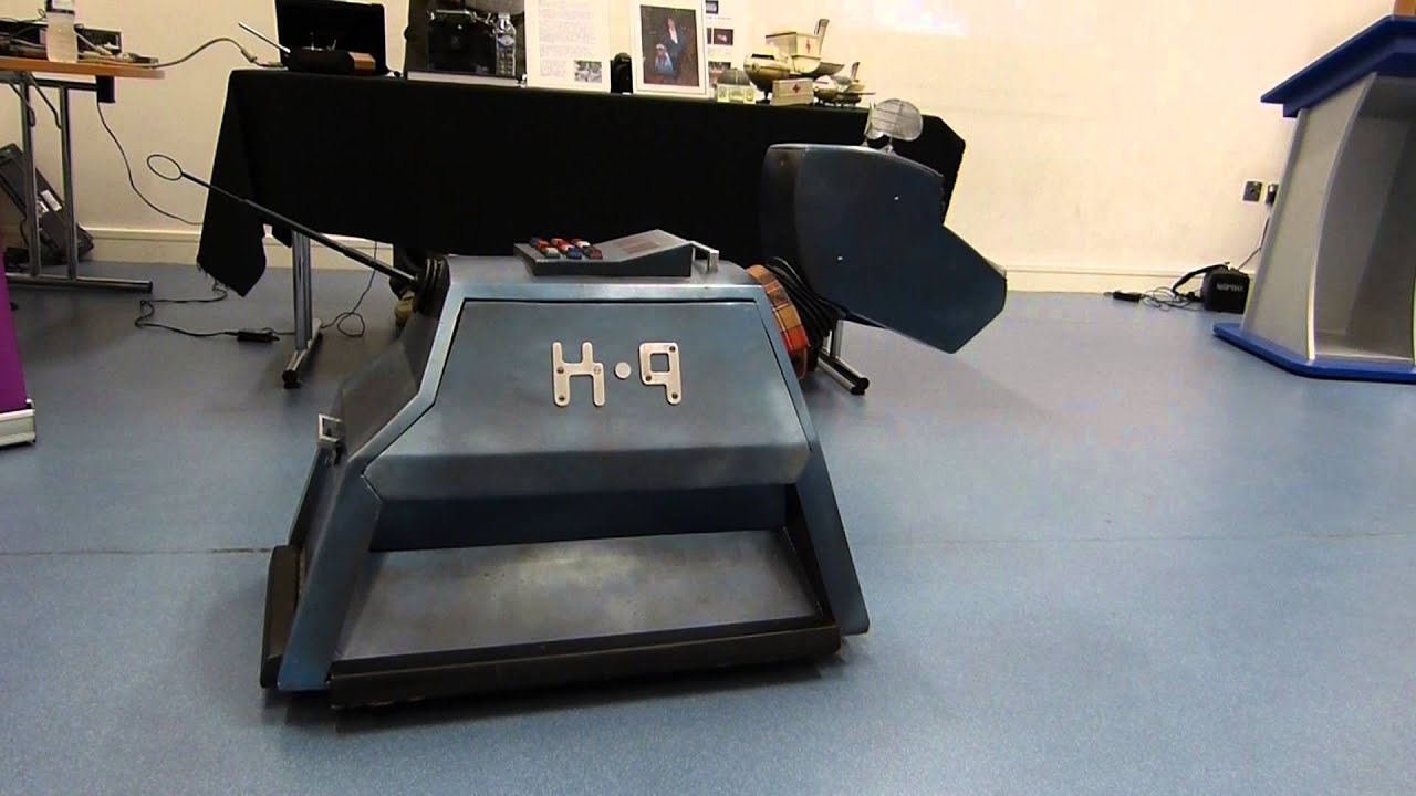 Matt Irvine and K9 at Finaghy Library - YouTube