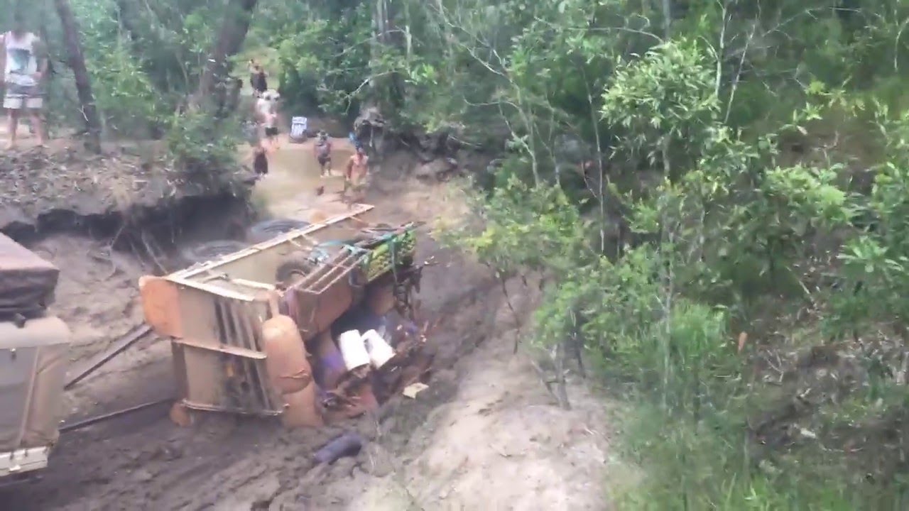 4x4 Towing Fail || ViralHog - YouTube