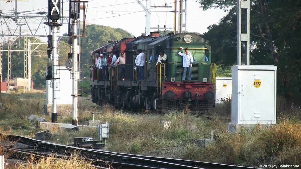 (2007) Light loco WDM-2 movement from Pune shed to the station. - YouTube