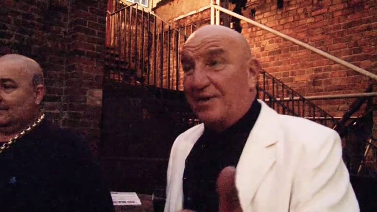 Terry Barrett gets a £51 round in at the Blind Beggar - YouTube