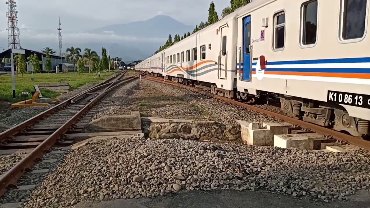 Hunting Kereta api di stasiun Purwokerto, Kebasen,dan Notog - YouTube