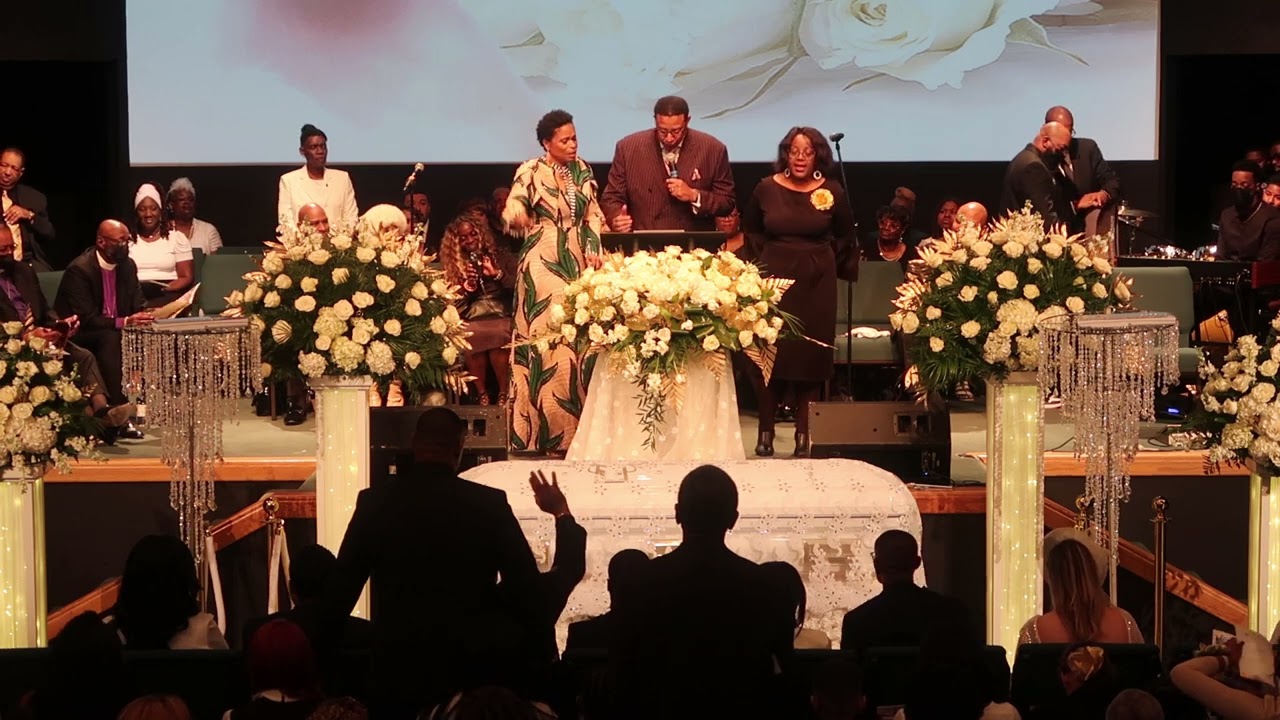 Alton Illinois Mayor David Goins reading a proclamation to the family ...