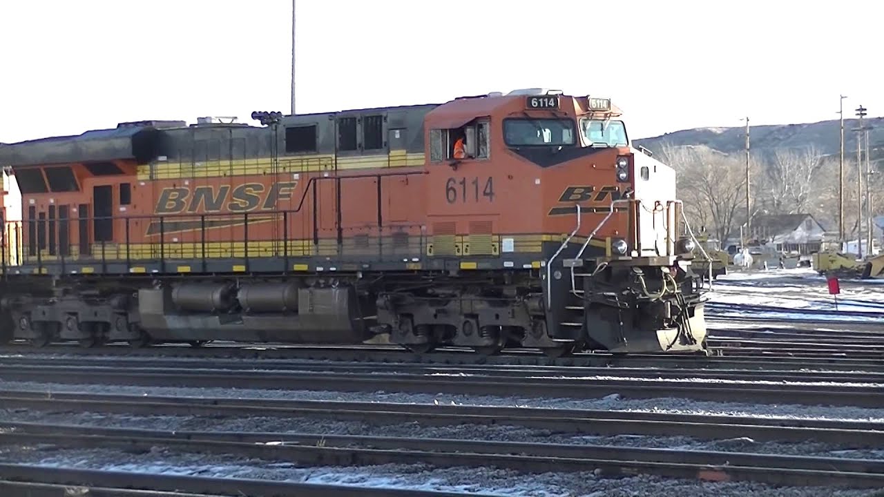BNSF 1619 and 1669 40-2's in org/grn - YouTube