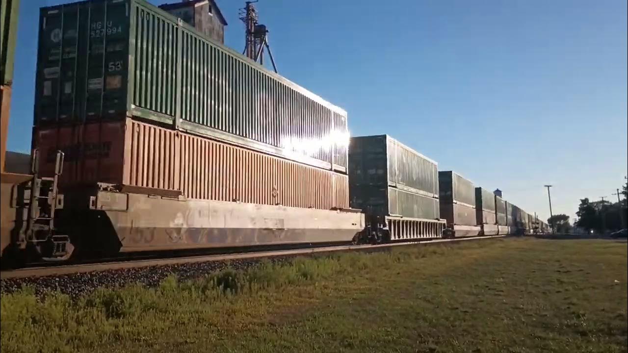 UP 7722 ES44AC races on the Chillicothe Sub in the sunset ( horn salute ) - YouTube