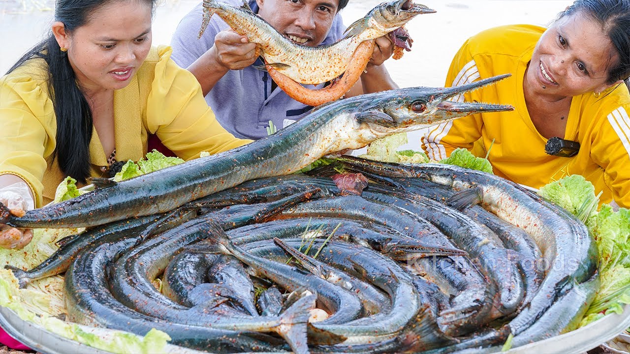 WE ROASTED NEEDLEFISH ON BIG POT COVER BURN WITH RICE HUSK - COOKING ...