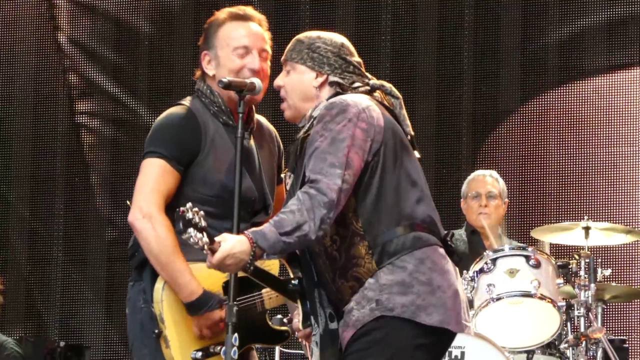 Bruce Springsteen Wembley 2016 No Surrender & Be True - YouTube
