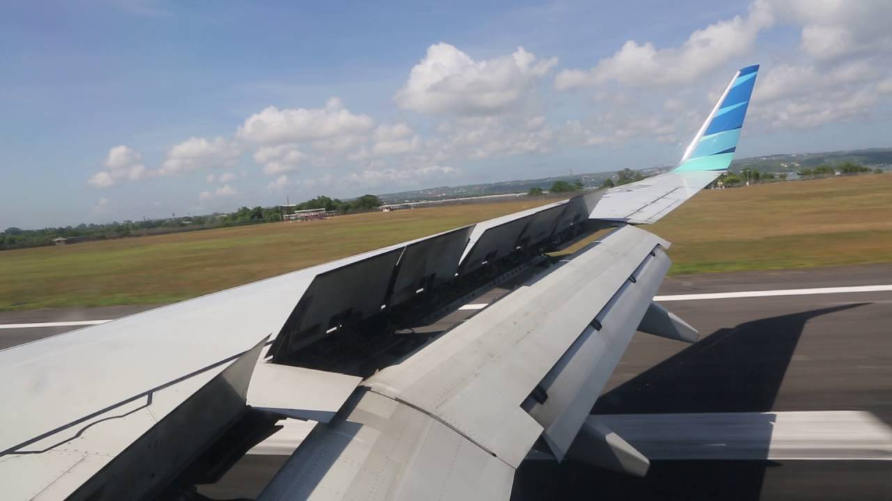 Garuda Indonesia PK-GNF landing at Ngurah Rai Airport in Denpasar, Bali ...