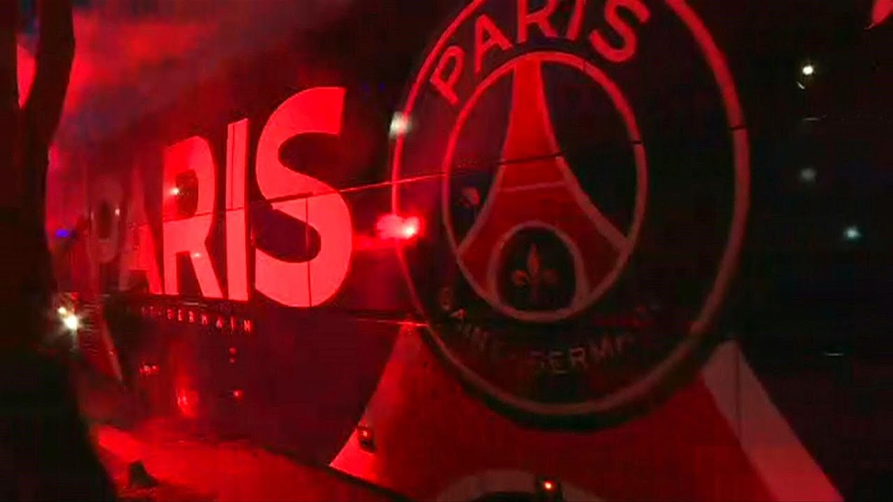 Football/Champions League: PSG fans surround team bus arriving for ...