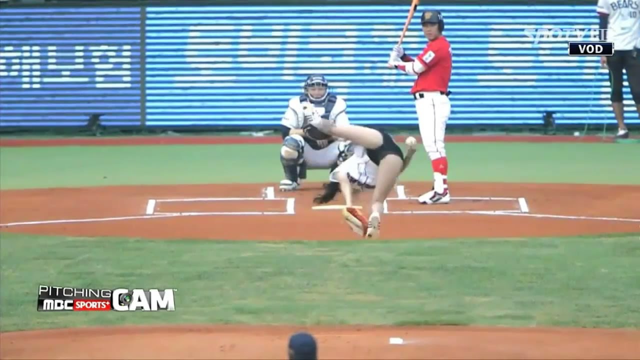 [HD] HOT KOREAN GIRL "TAEMI" THROWS AN AMAZING ACROBATIC FIRST PITCH ...