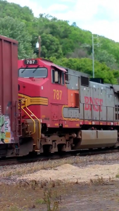 BNSF SD70ACe and BNSF Warbonnet lead a manifest train #train #bnsf #bnsfrailway - YouTube