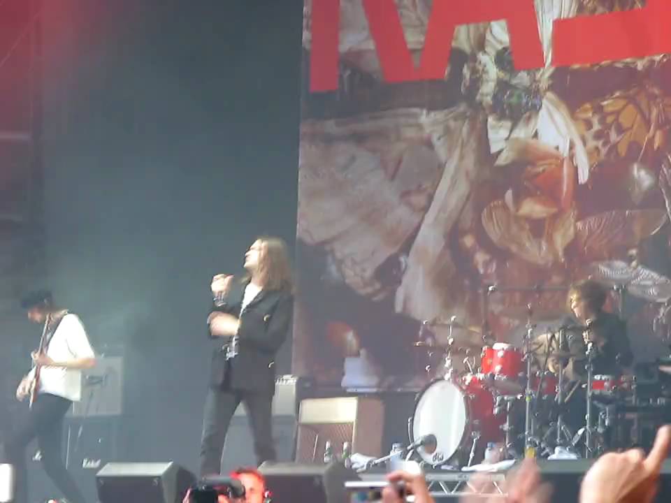 Kasabian - Fire live at Wembley - July 12th 2009 - YouTube