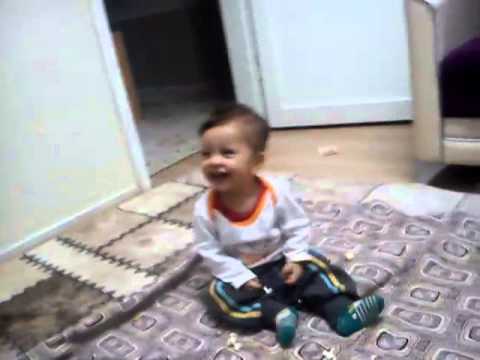 fenomen bebek  yusuf gülmeyi çok seviyor izleyin pişman olmazsınız :)