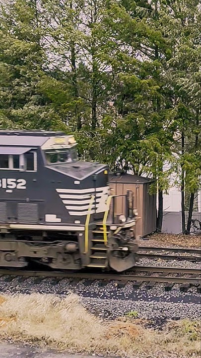 8152 and 4340 NS Locomotives - YouTube