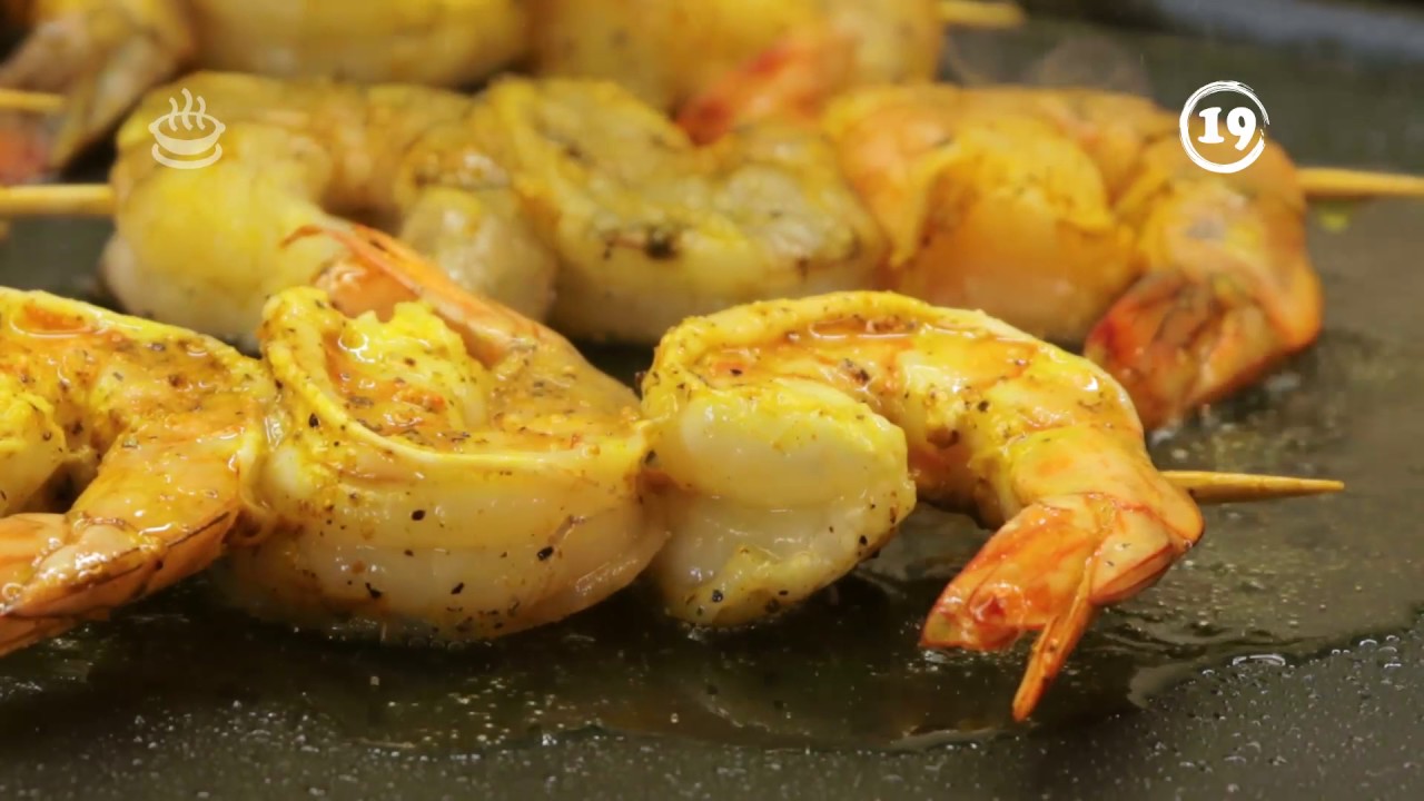 Pinchos de camarón con salsa caribeña - YouTube