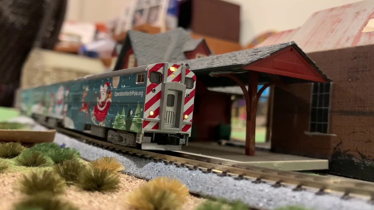 Metra Christmas train - YouTube