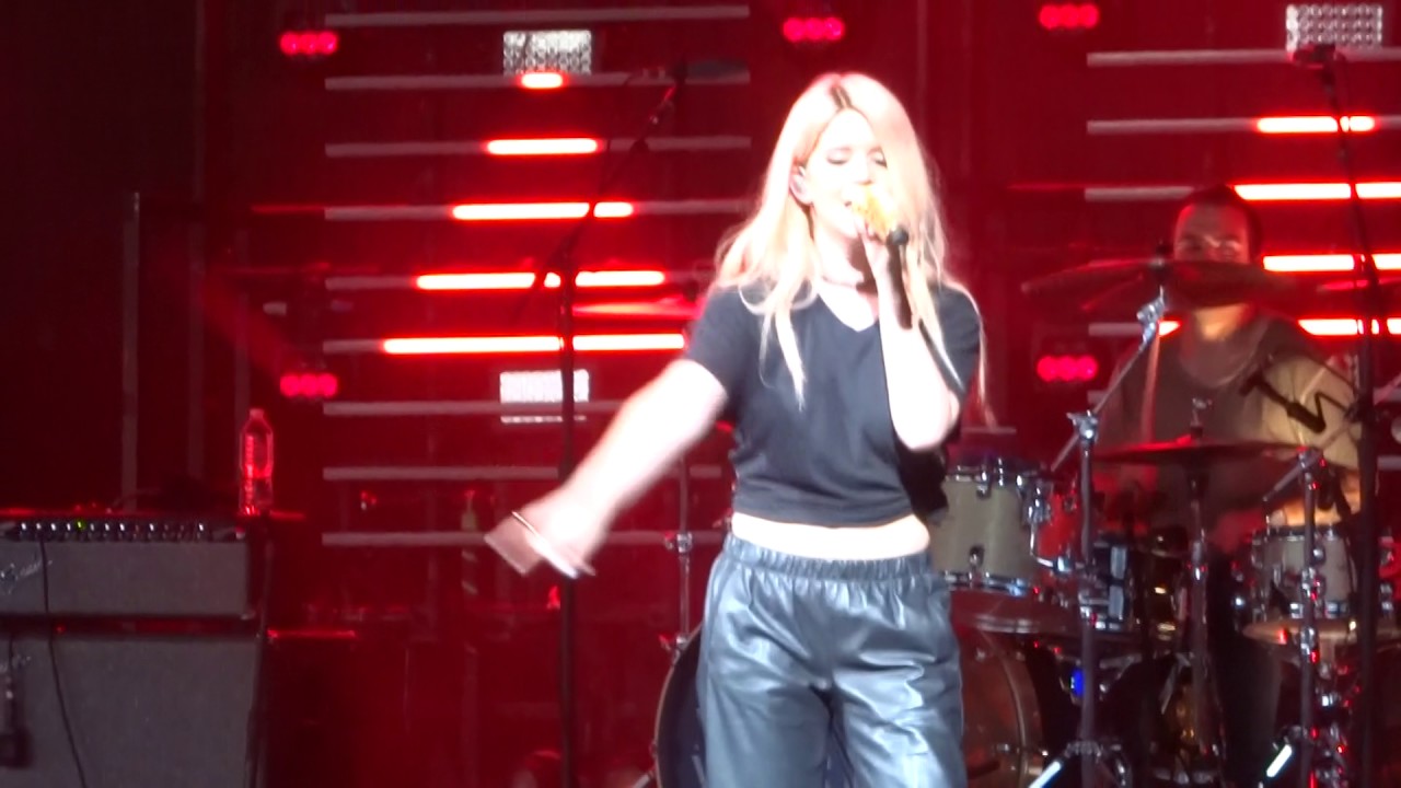 Maren Morris sings "How It's Done" live at PNC Music Pavilion - YouTube
