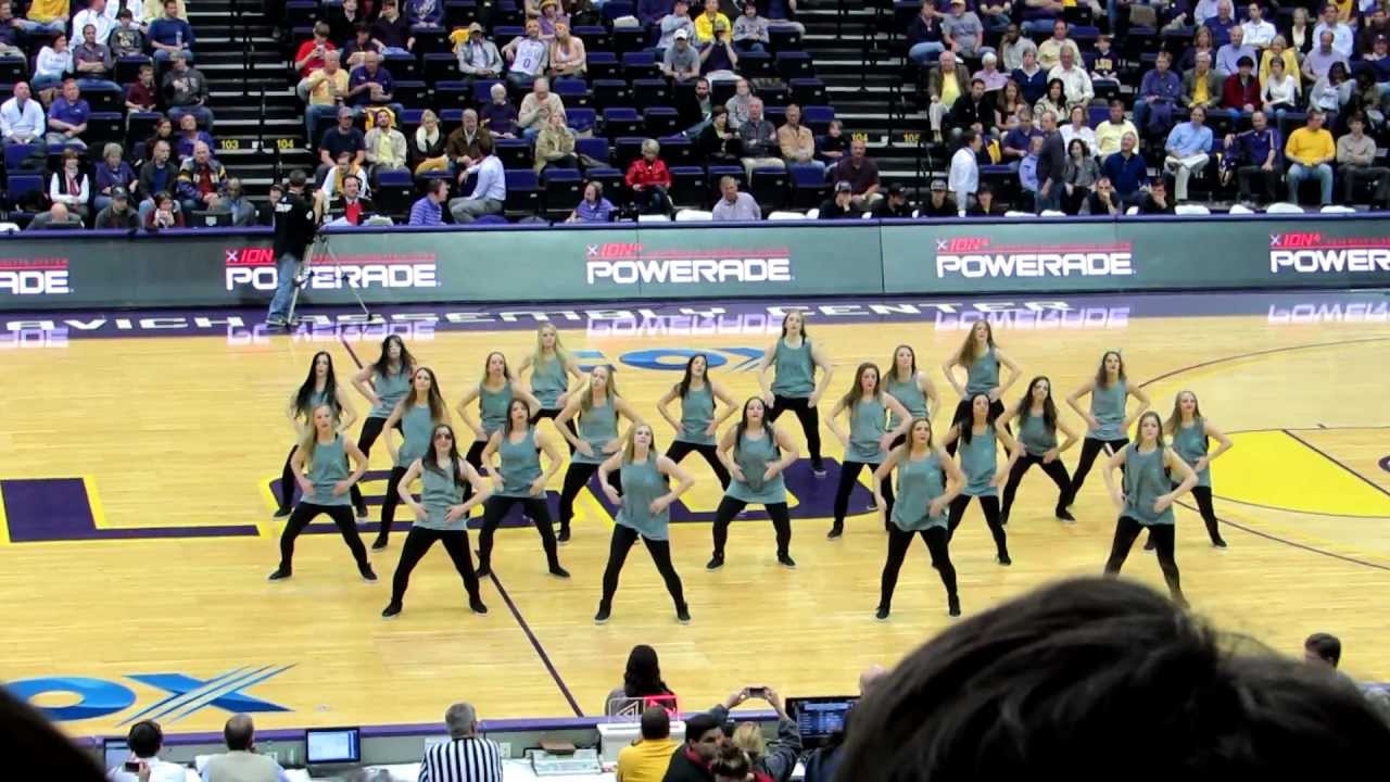LSU ZTA STEP SHOW PERFORMING AT HALFTIME - YouTube