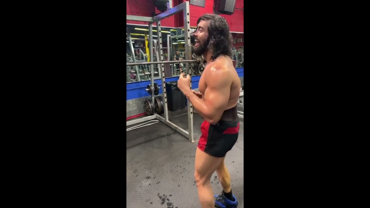 flexing in the gym - YouTube