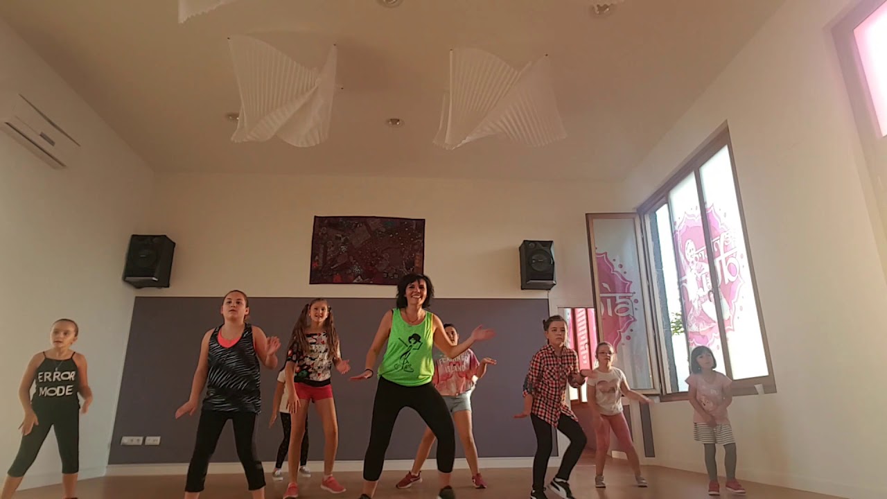 Mama Africa, Bracket.Shaka Dance (r) Centro Dunia - YouTube