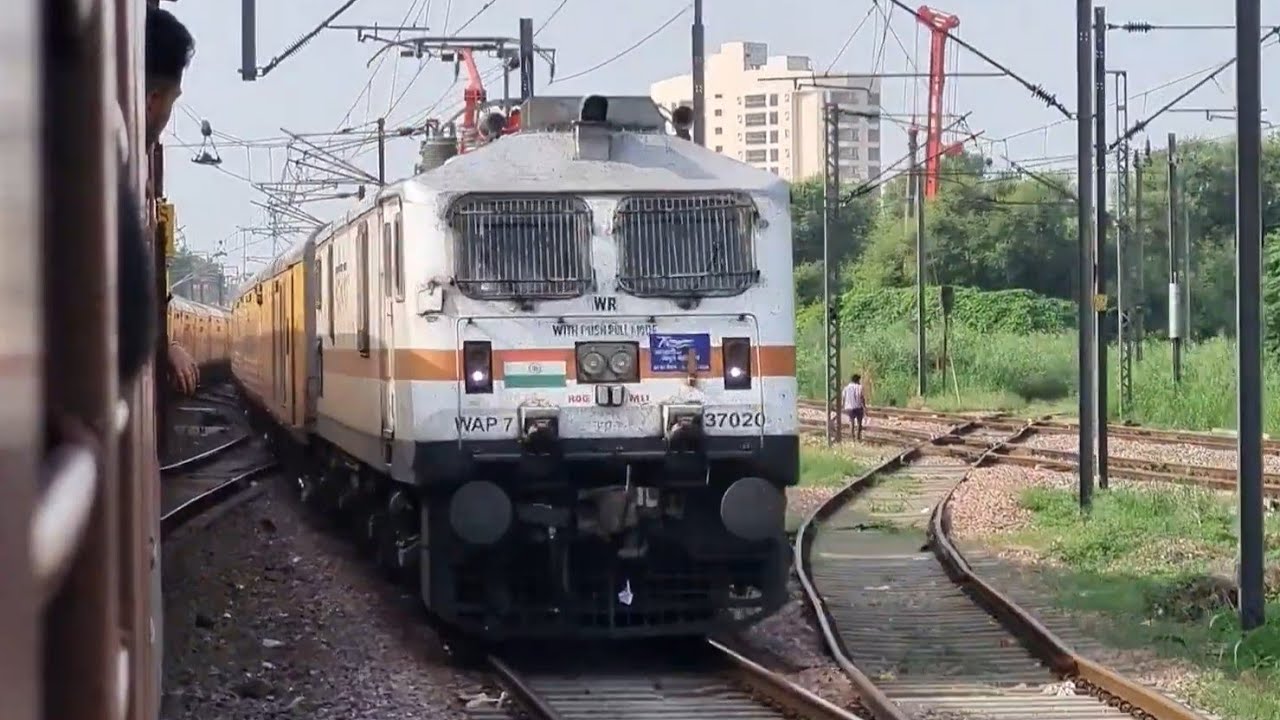 Mumbai NDLS Tejas Rajdhani Heading towards New Delhi Station - YouTube