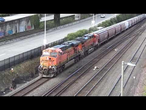 (Northbound) BNSF Grain Train passes through 21ST Street. - YouTube