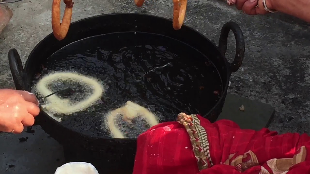 Cell Roti || हेर्नुहोस् सेल रोटी यसरी पाक्छ - YouTube