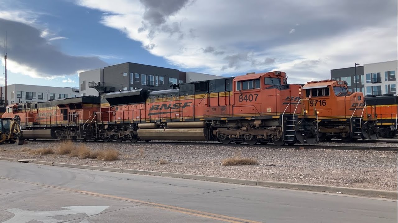 BNSF 8407 leads the H-DENLAU at Longmont - YouTube