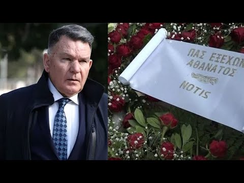Το στεφάνι του Νότη Σφακιανάκη και ο συμβολισμός με τα κόκκινα ...