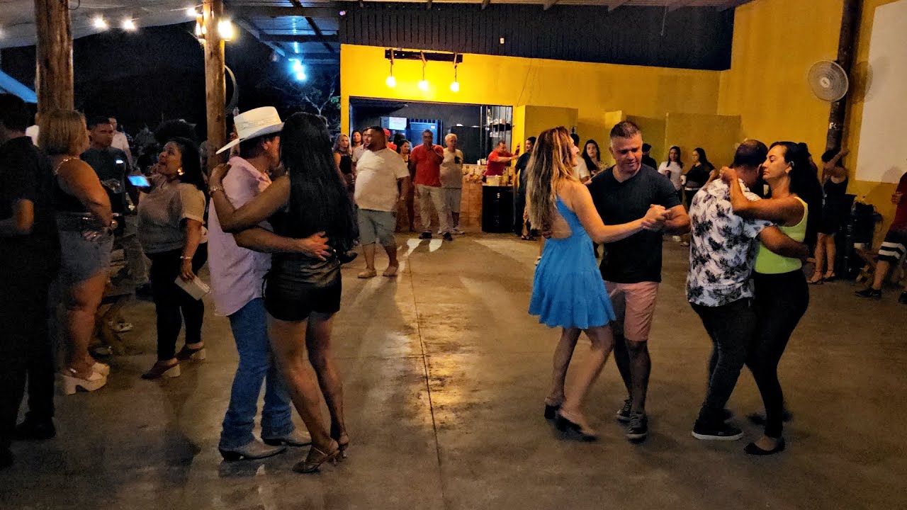 TODO MUNDO SE BALANÇA NESSE BAILE - DANÇANDO FORRÓ NO BAILÃO DO NILLO ...