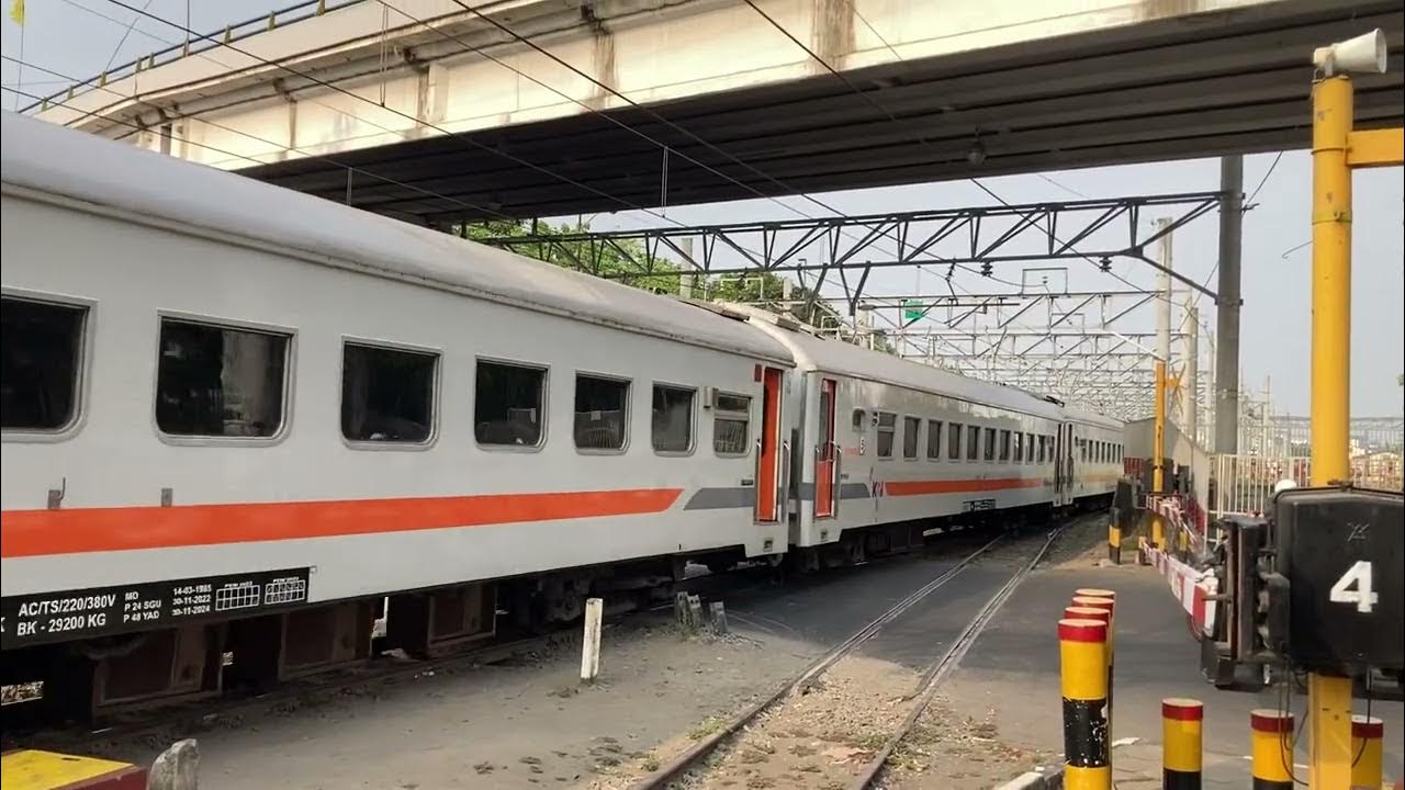 CC201 89 06 MN menarik rangkaian kereta api progo di stasiun ...