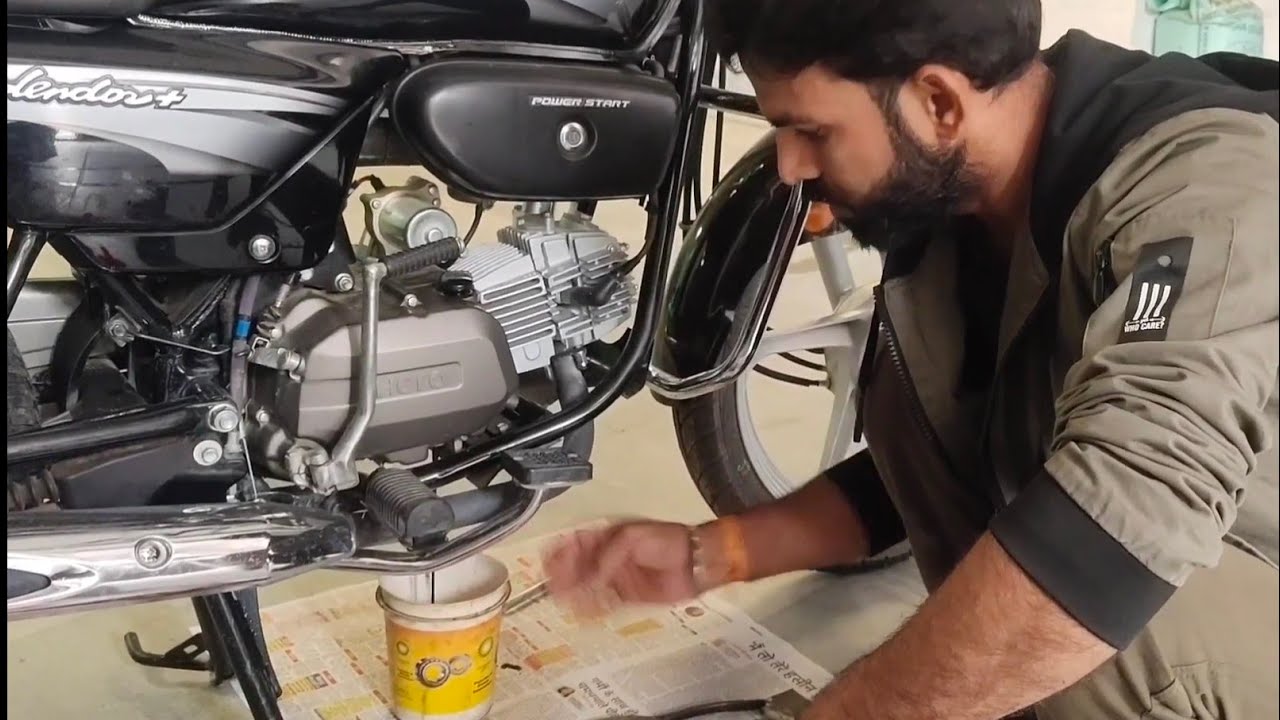 Hero splendor plus bike ki service kaise kare - change engine oil, air ...