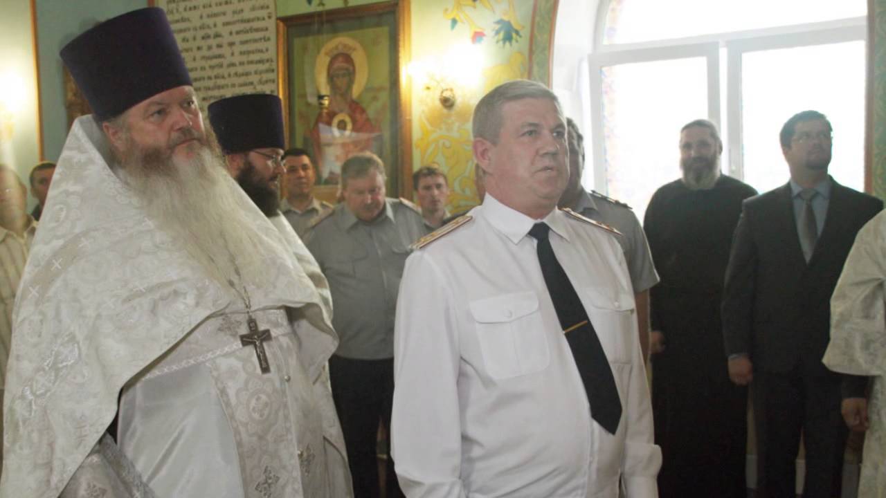 Russian prison chaplain witnesses stories of conversion, hope - YouTube