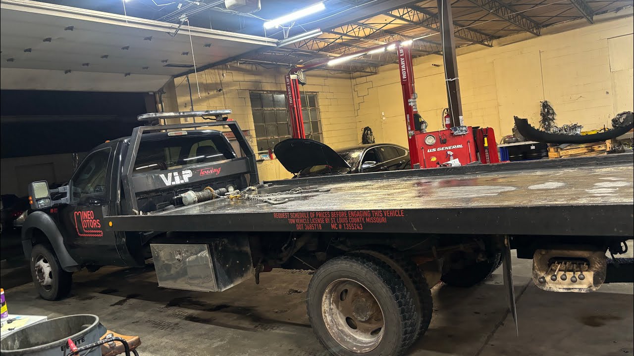 How to properly grease a tow truck flatbed - YouTube