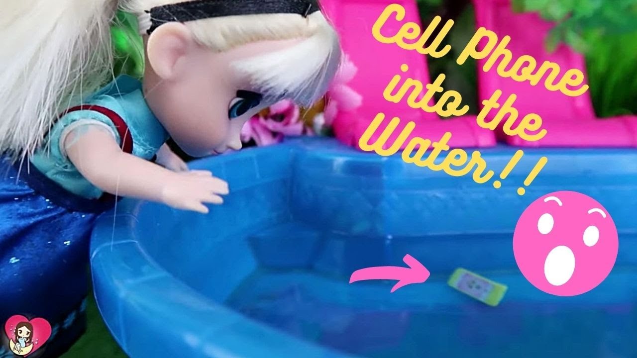 ️ ELSA and ANNA Drop Their First Mobile Phone To The WATER 📱 | Disney ...