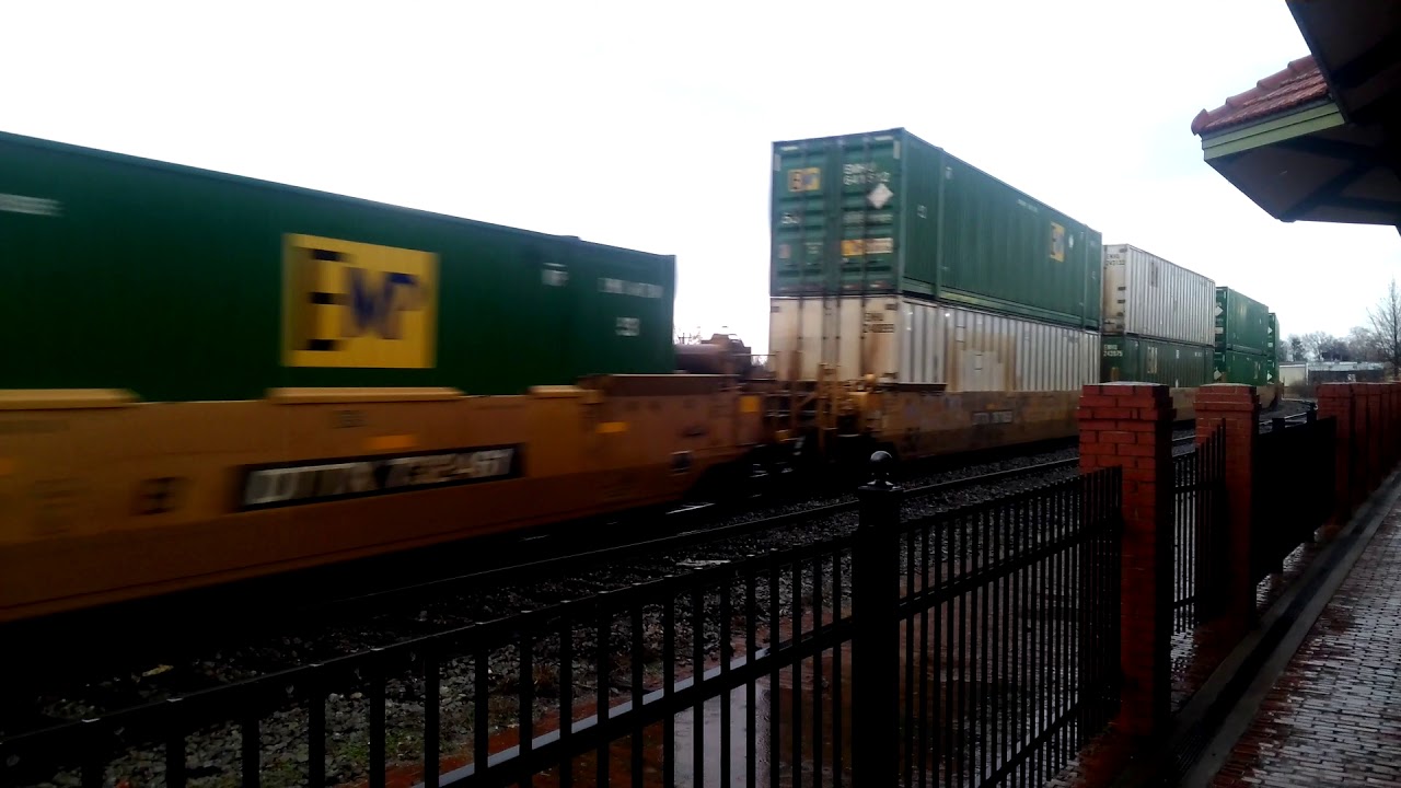 UNION PACIFIC STACKTRAIN WITH FRIENDLY ENGINEER!!! 1-11-2018. - YouTube