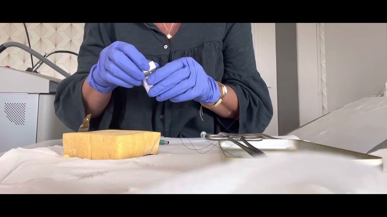 Biopsie cutanée au punch pour le kezako du dermato - YouTube