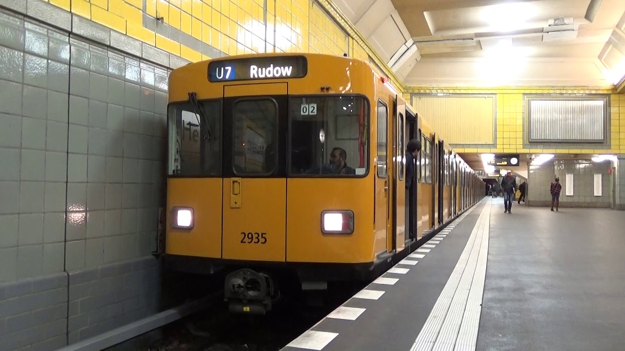 Berlin U-Bahn F90 2935 and 2934, F87 2993 and 2994, 2708 and 2709 ...